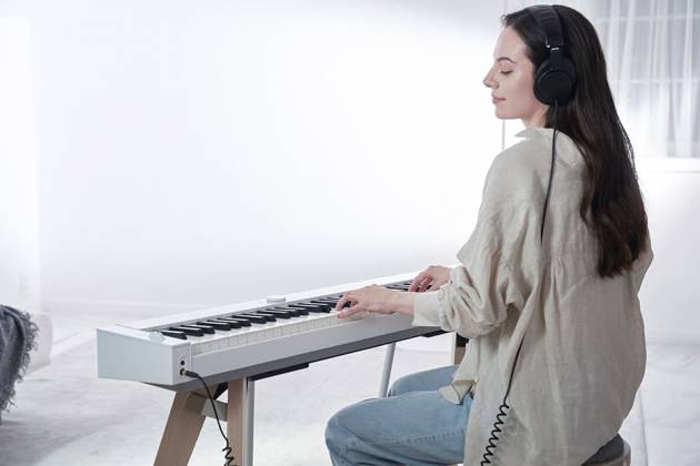 Casio PX-S7000WE Privia 88 Key Smart Hybrid Hammer Action Keyboard with ...